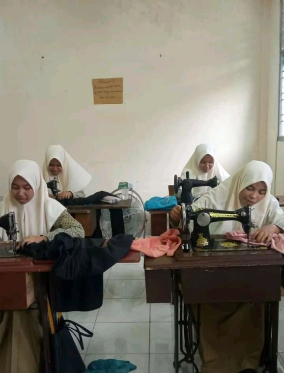 MENINGKATKAN KREATIVITAS SISWA MAN 2 DENGAN PROGRAM MENJAHIT | MAN 2 ...